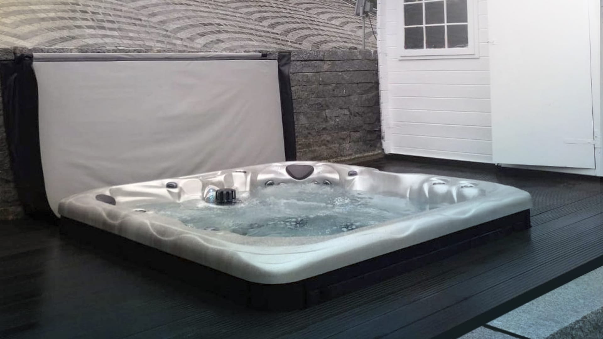 Built-in relaxation: Outdoor in-ground hot tub ideas